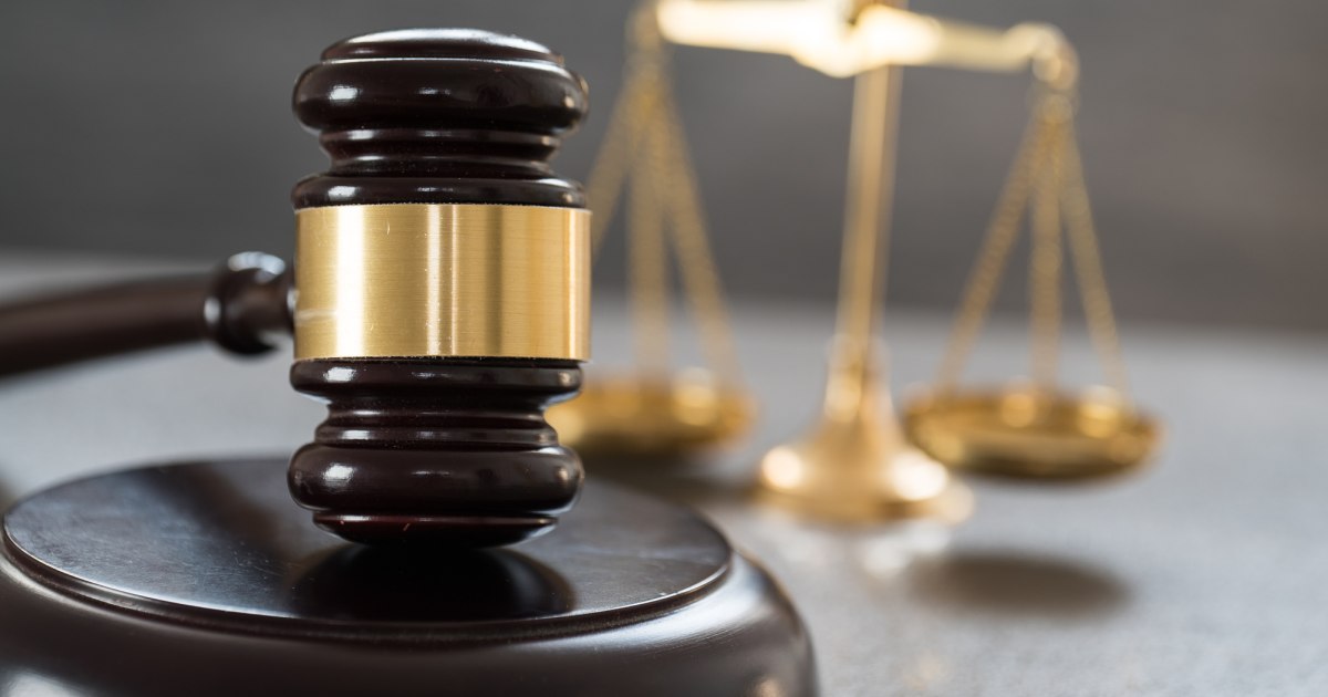 Un hombre usa una bufanda para amarrar a una mujer a la palanca de ...