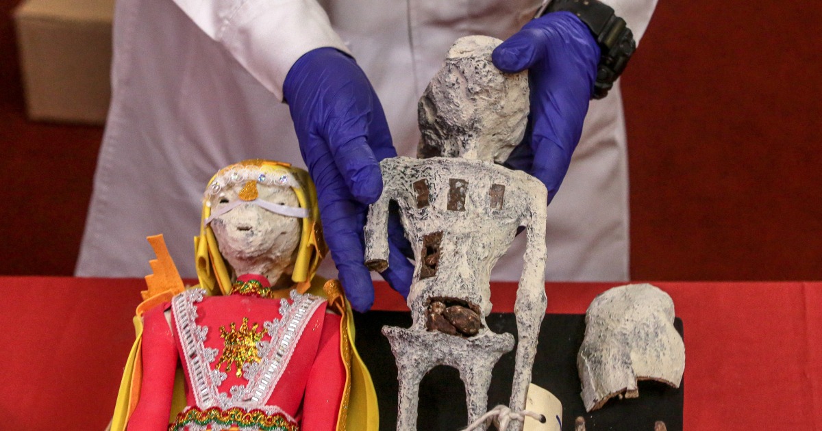 Tildan de fraude supuestas momias de extraterrestres en Perú