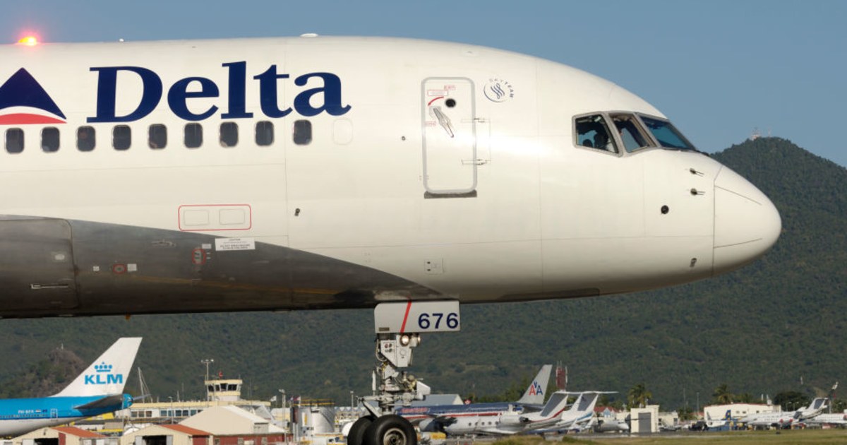 Casi 300 pasajeros de un vuelo de Delta son evacuados por toboganes por el incendio en un motor ...