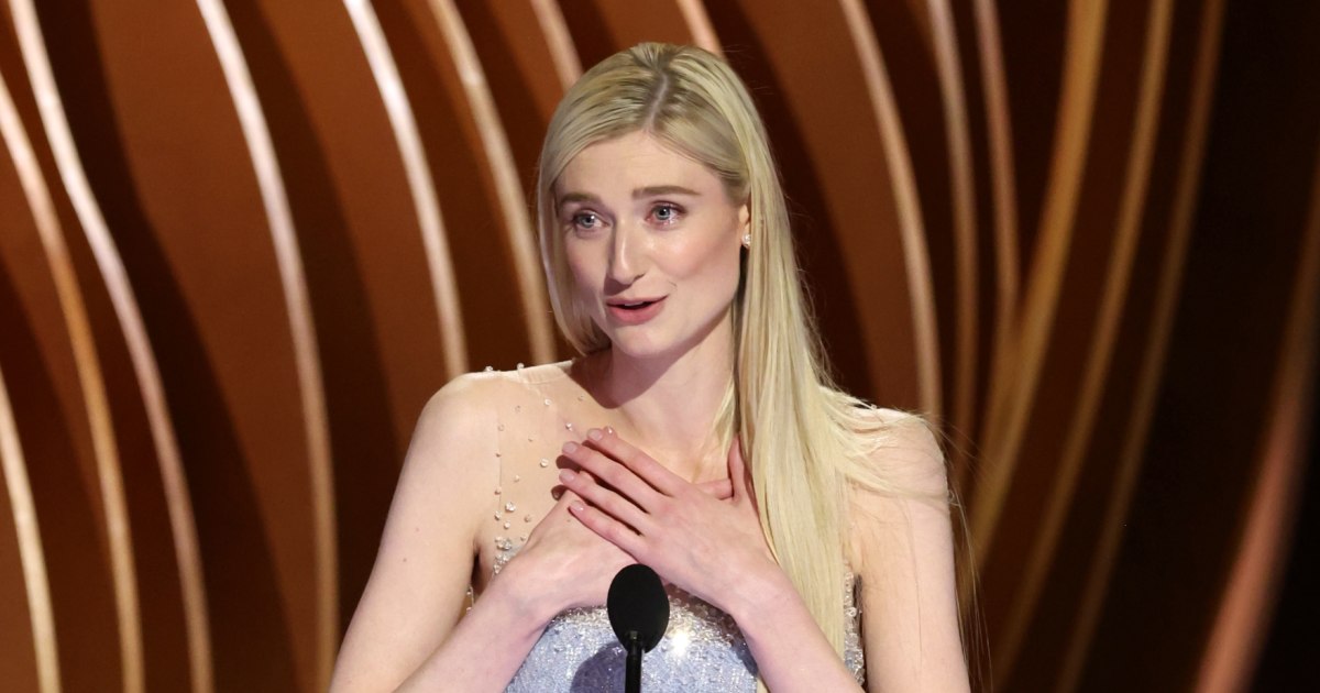 Elizabeth Debicki accepts SAG Award without any shoes on