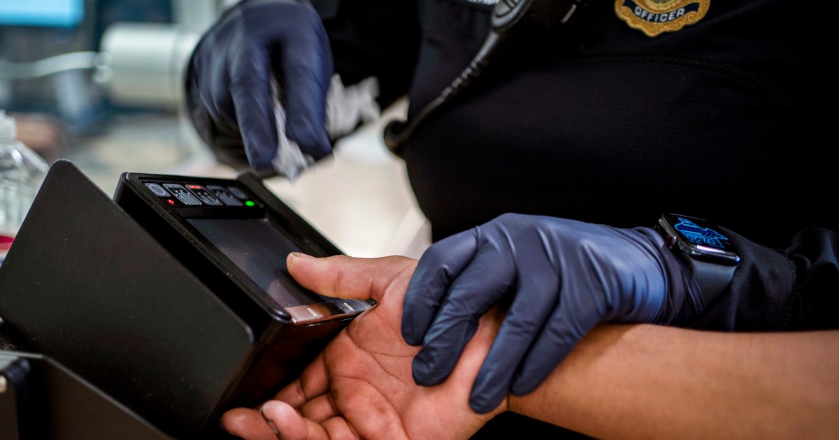 Ex-border officer pleads guilty to letting people into U.S., accepting ...