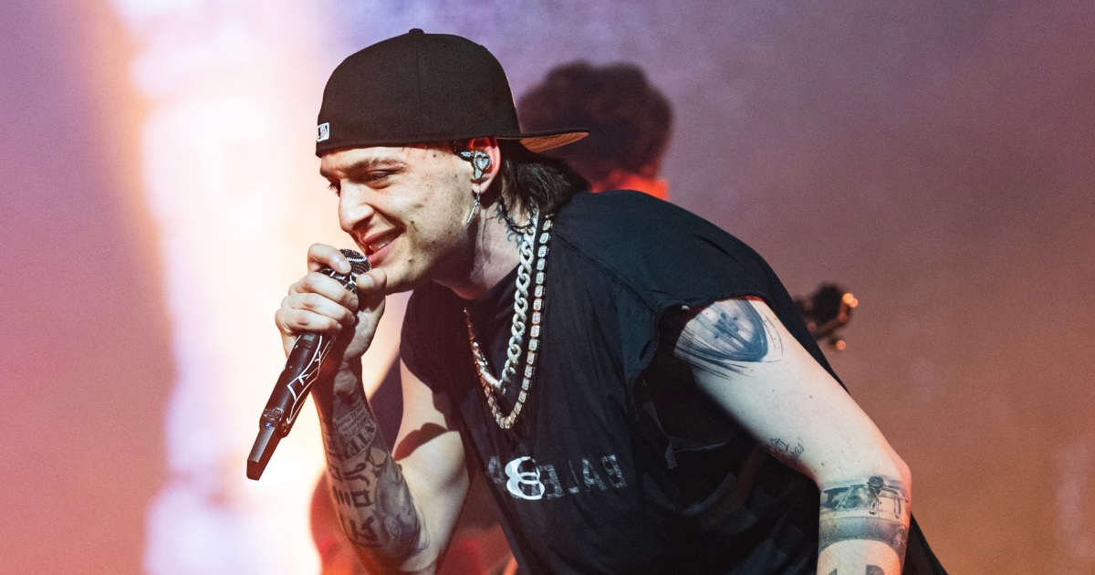 Peso Pluma sorprende a fan que lo esperó 19 horas