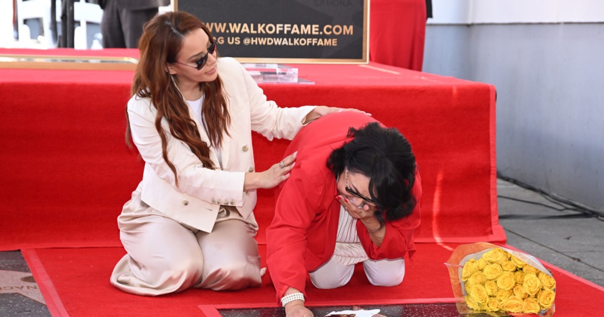 Doña Rosa llora ante la estrella de Jenni Rivera en Paseo de la Fama