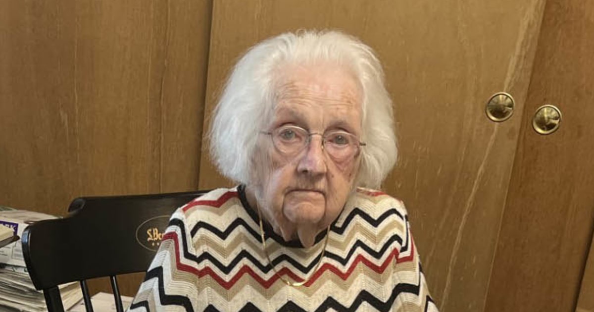 Mujer de 100 años que trabaja comparte consejos para vida larga