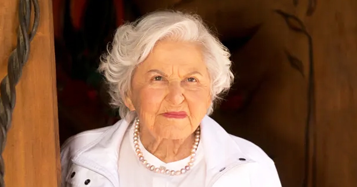 Mujer de 102 años que aún trabaja da consejos para una vida larga