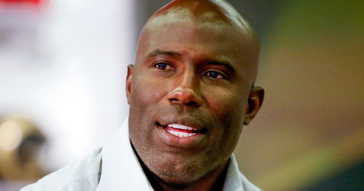 United Airlines apologizes for sending NFL star Terrell Davis a 'no fly' letter after he was ...