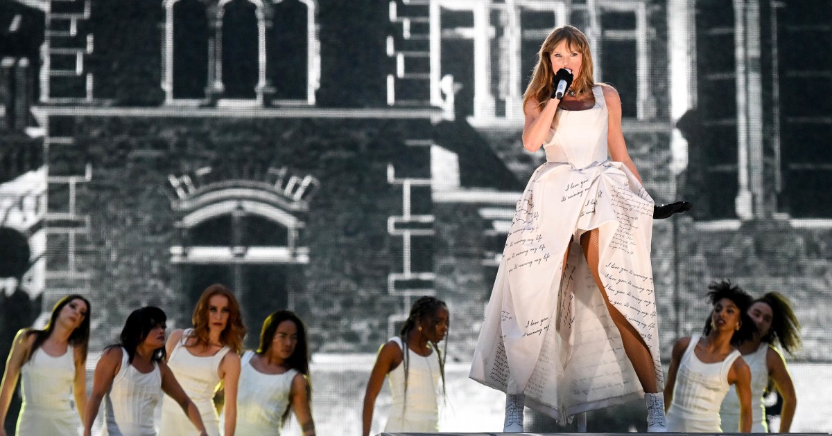 Taylor Swift appears to get stuck on platform during concert in Dublin