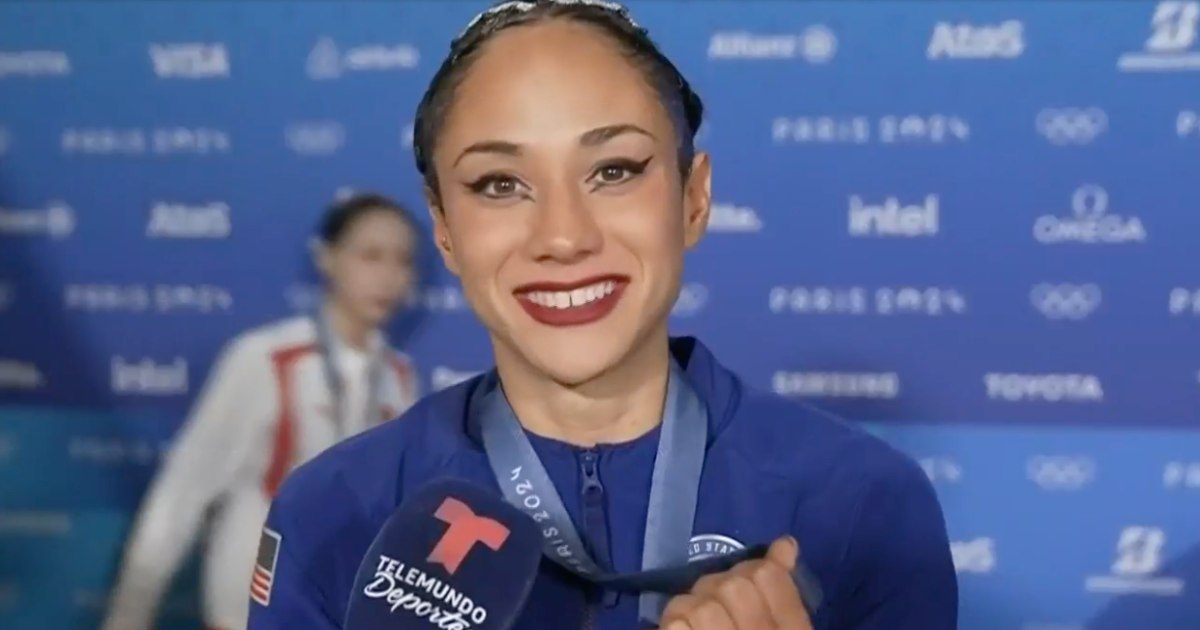 Esta atleta latina, nadadora artística de tercera generación, dice que está cumpliendo el sueño ...