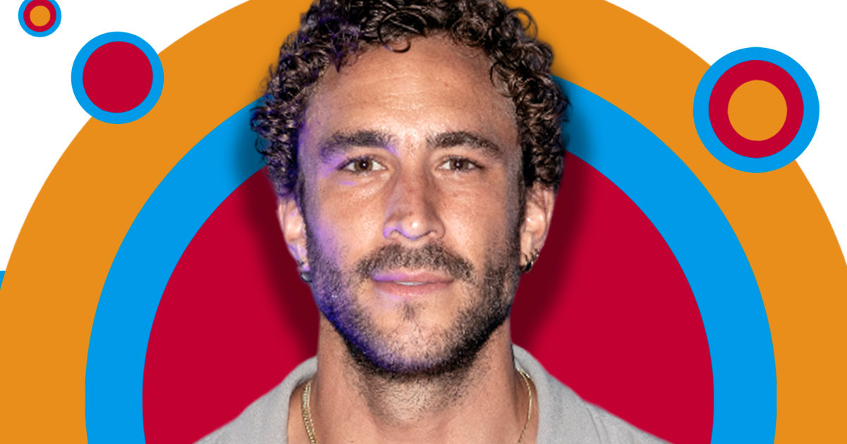 Roberto Romano muestra su cuerpazo en plena entrevista en vivo