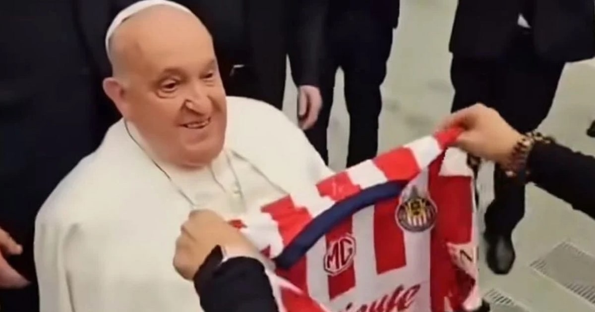 El Papa Francisco recibe y bendice una camiseta de Chivas