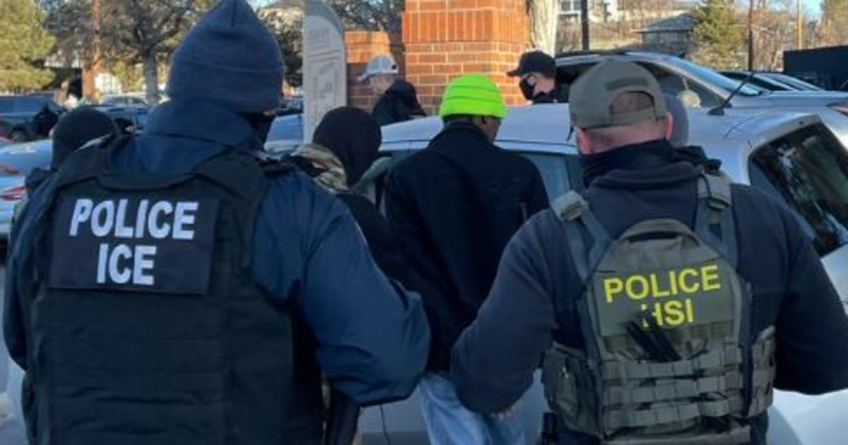 Decenas de inmigrantes arrestados durante redada de ICE en fábrica de ...