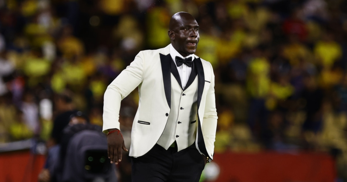 A “Sir Second Castle” su esposa le escoge sus atrevidos outfits