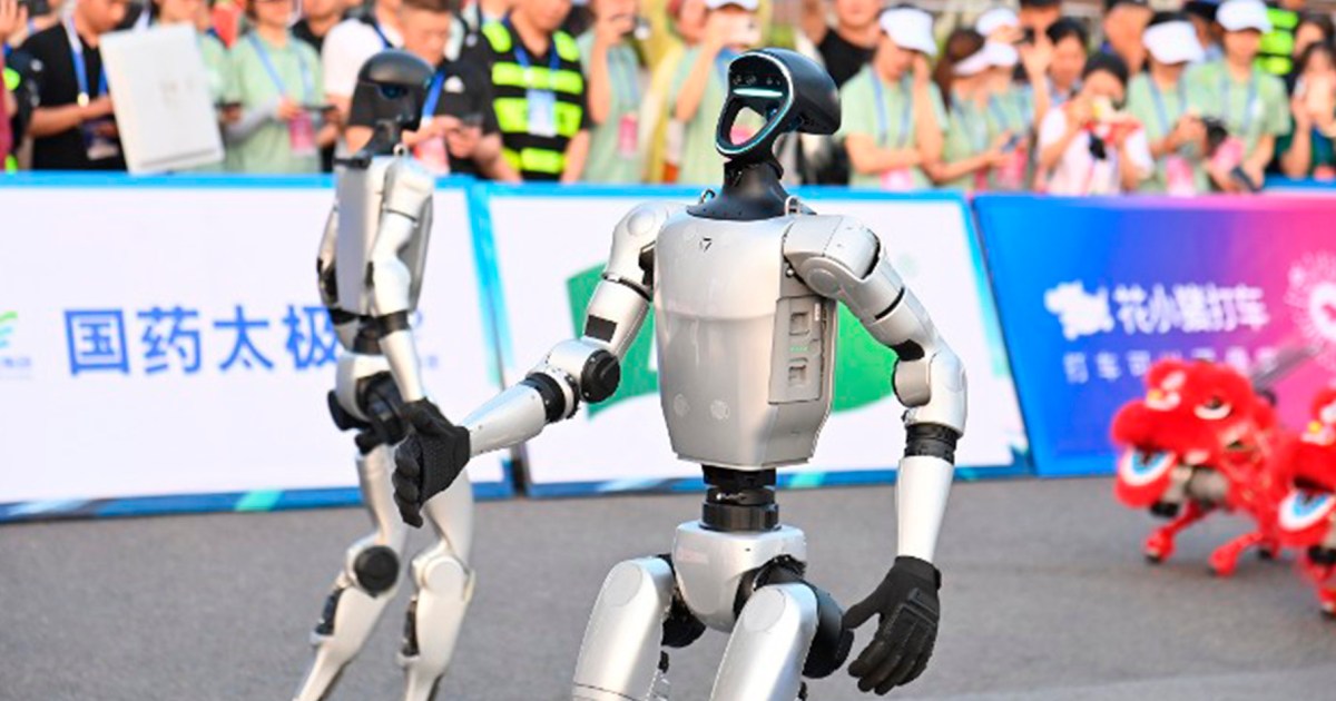 Robots corren media maratón junto a humanos en China