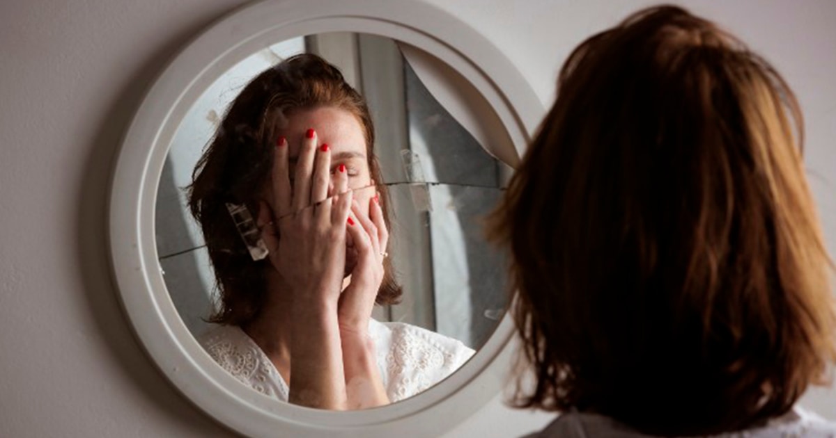 Catoptrofobia: El miedo irracional a mirarse frente a un espejo