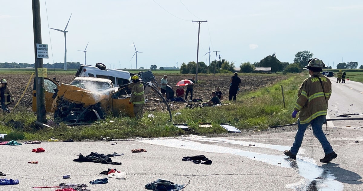 6 dead after truck crashes into van carrying members of an Amish group ...