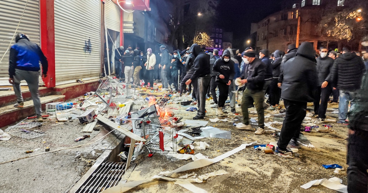 Iran shuts down internet as regime struggles to contain escalating unrest