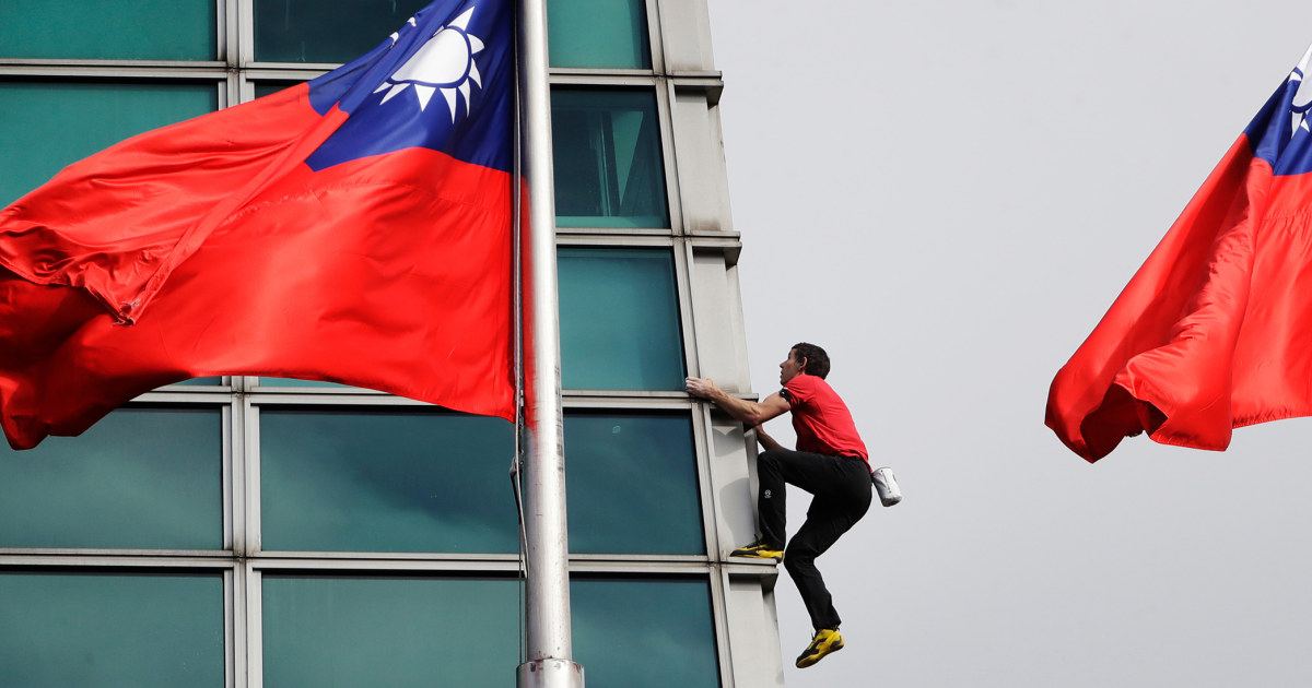 Alex Honnold completes rope-free climb up Taipei 101 skyscraper