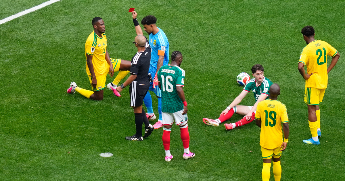 Con tres tarjetas rojas las expulsiones marcan inicio del Mundial