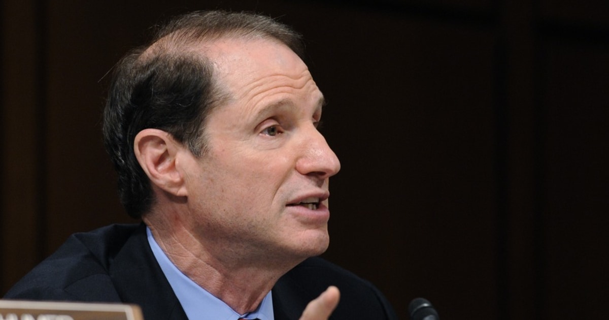 Wyden's Medicare collaboration with Ryan puts him center stage for 2012