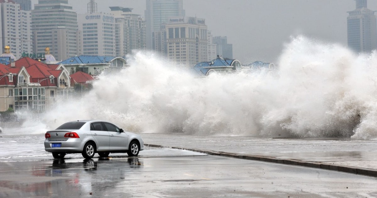 Typhoon Bolaven watchers' cars engulfed by giant waves in China