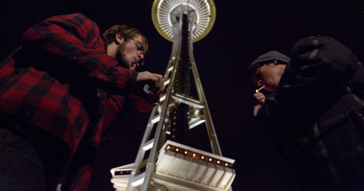 Pot smokers gather under Seattle's Space Needle to celebrate ...