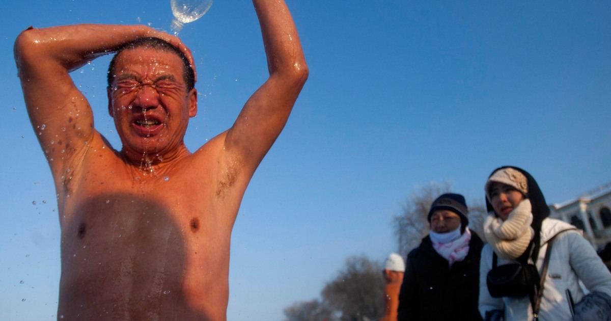 Chinese swimmers dive into freezing waters, seeking health benefits
