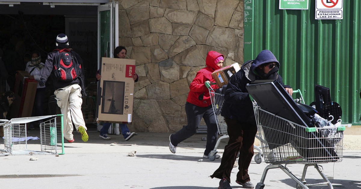Masked bandits loot a supermarket in Argentina