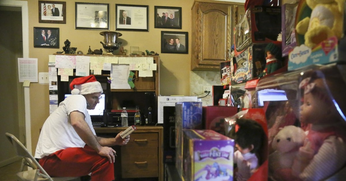 'Sandy Claus' delivers toys to storm-stricken kids