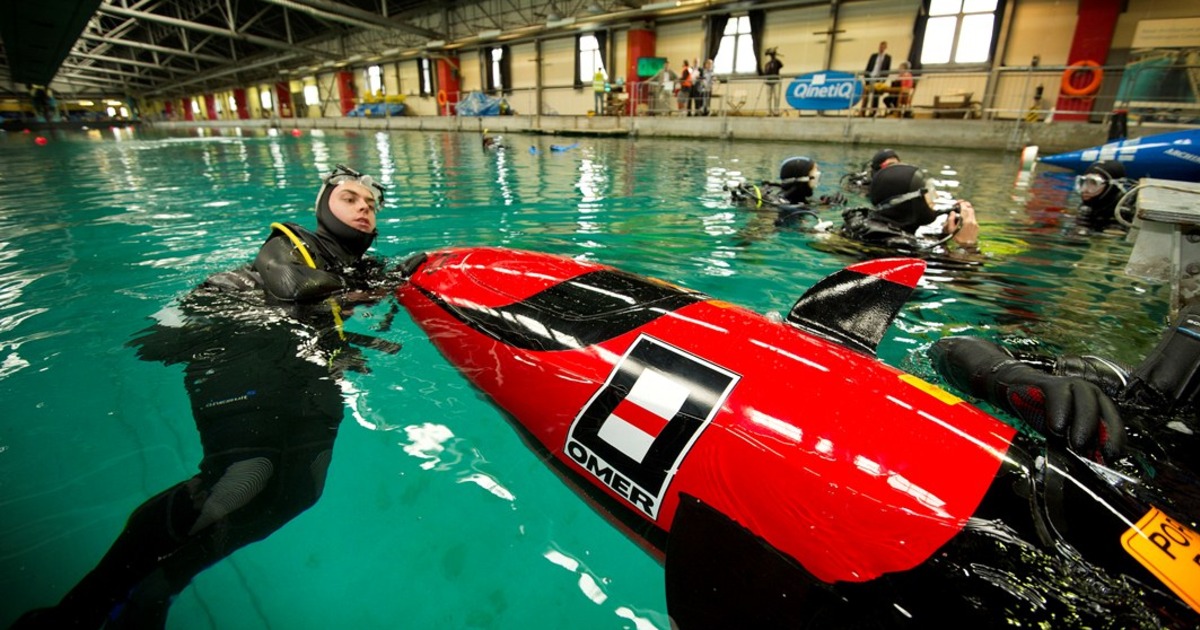 Human-powered submarine sets speed record