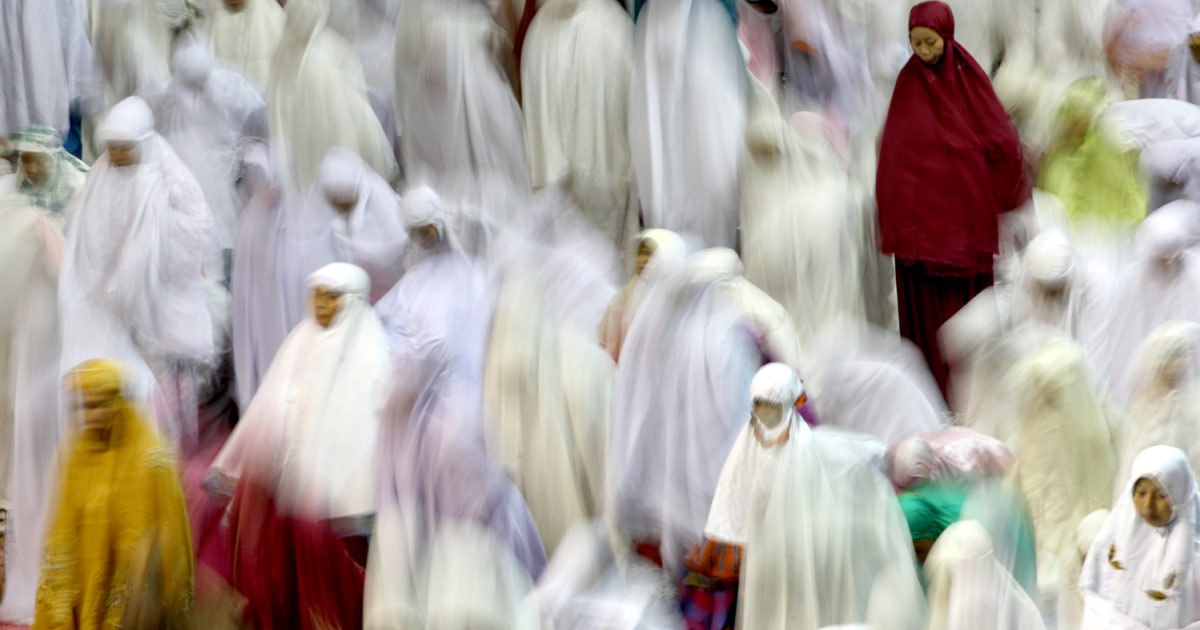 Muslims devote to Ramadan worldwide