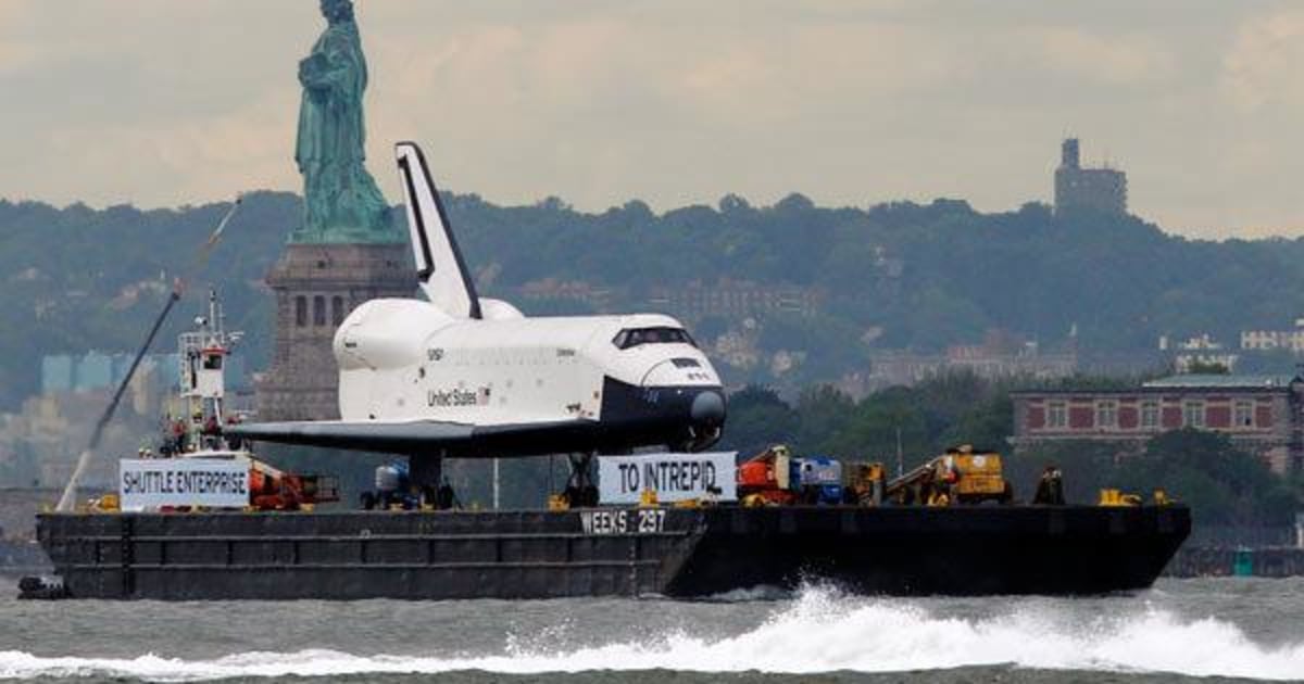 Barge Space Shuttle 957 Space Shuttle Enterprise Stock Photos,