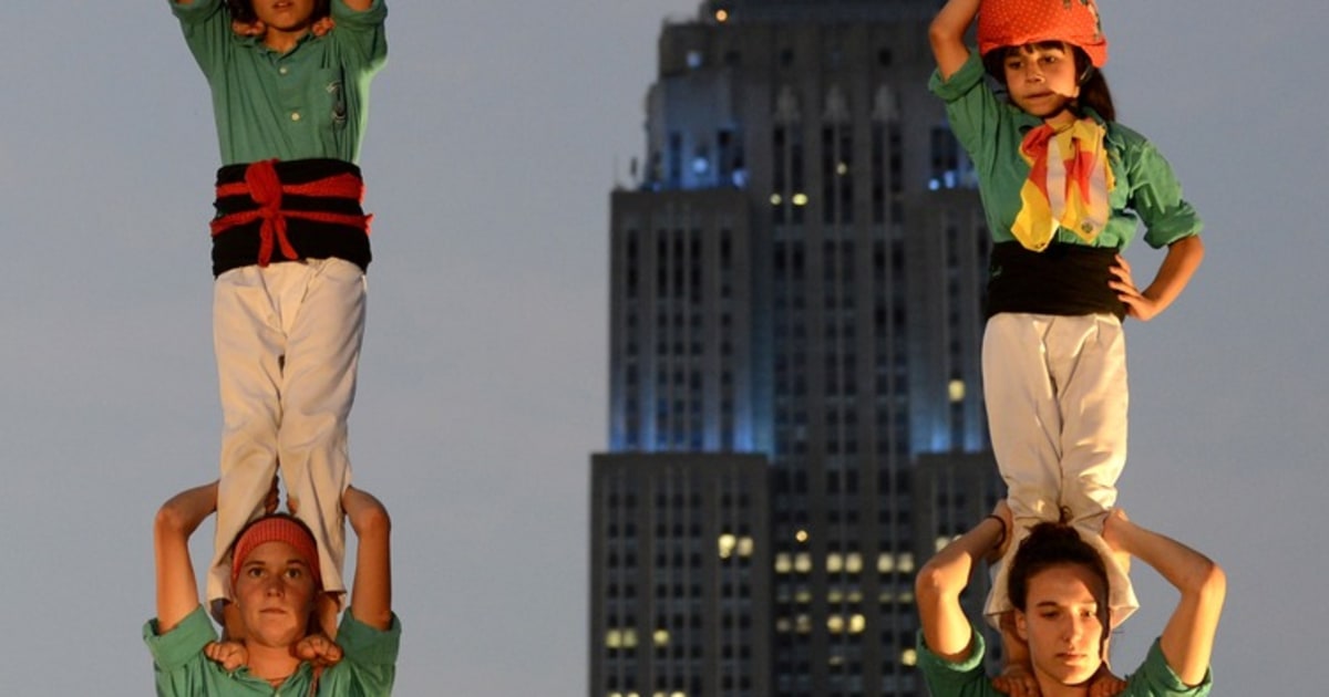 Human tower joins the Manhattan skyline