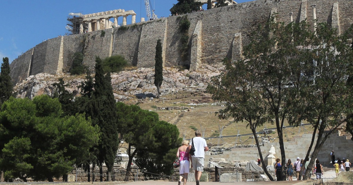 Greek bank worker plunges to death from Acropolis