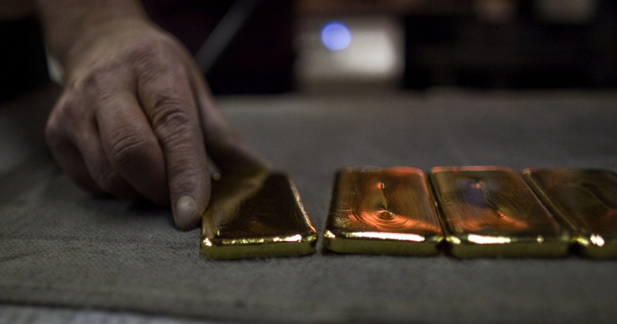 Hot commodity : Turning molten gold into bars