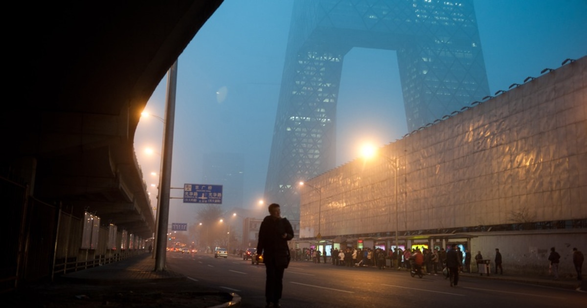 Fog and air pollution disrupt travel in Beijing