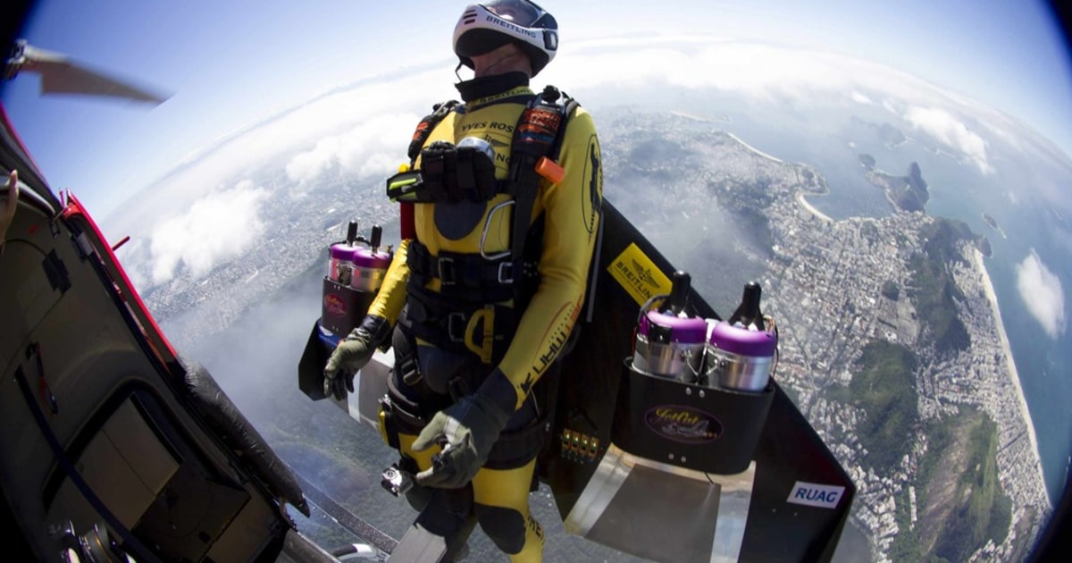 'Jetman' flies over Rio, lands on Copacabana Beach
