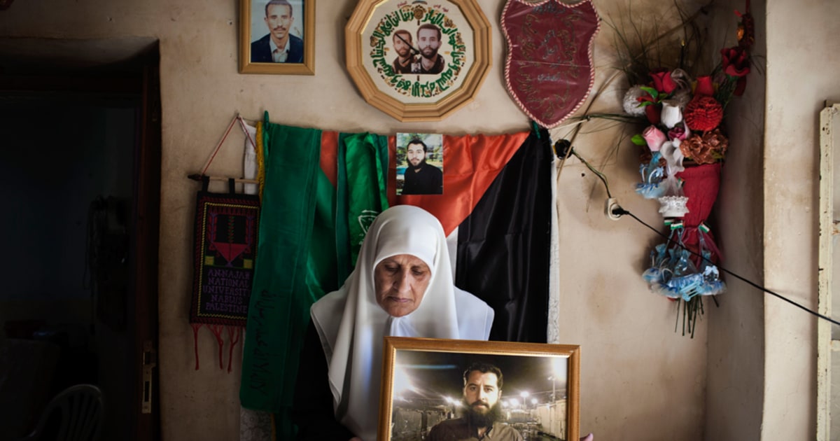 Official: Palestinian prisoners agree to end hunger strike