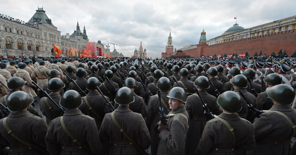 In a grand display, Russian soldiers re-enact historic World War II march