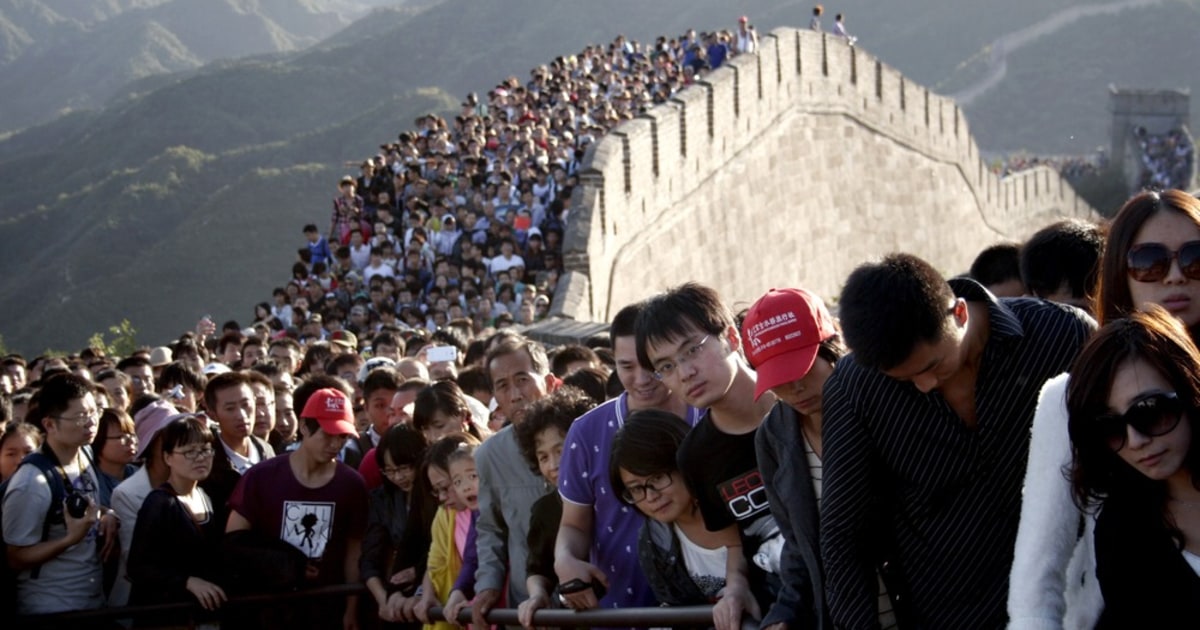 A great big crowd on China's Great Wall