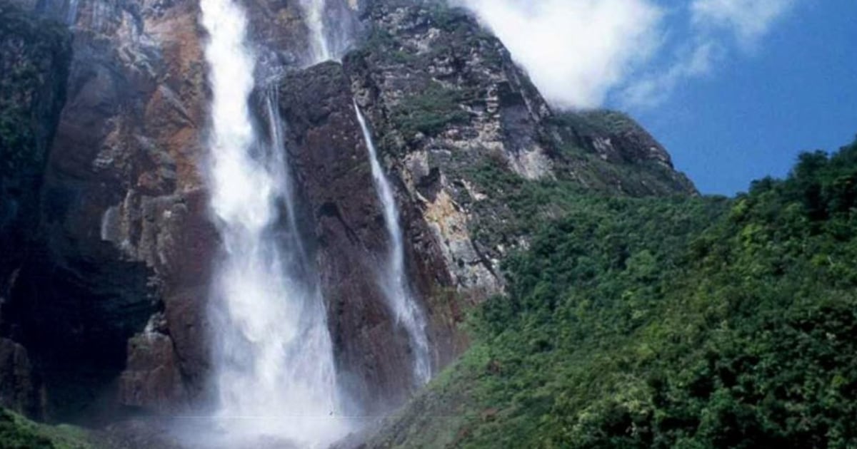 Travel photo of the day: Looking up at the world's tallest waterfall