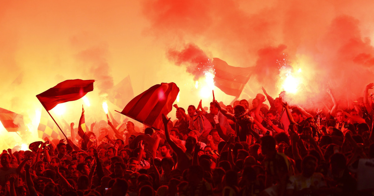 Fans' flares at soccer match in Turkey create an eerie scene