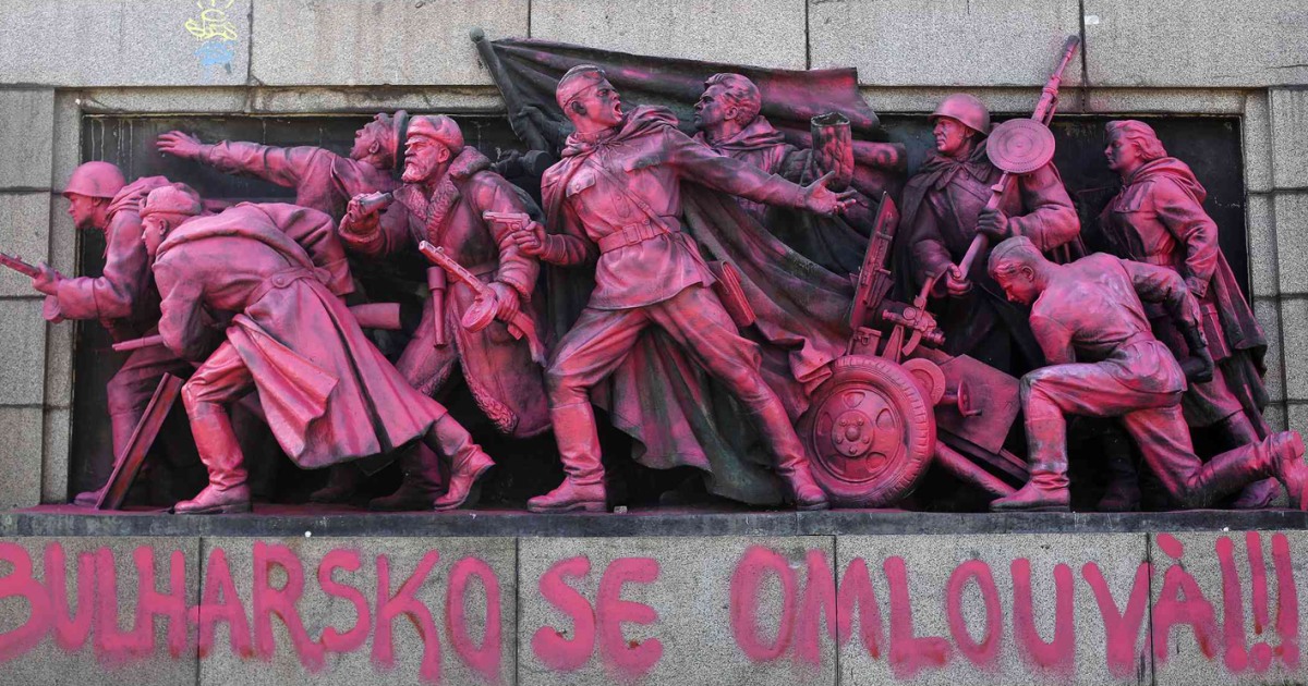Overnight graffiti raid coats Soviet memorial in pink paint
