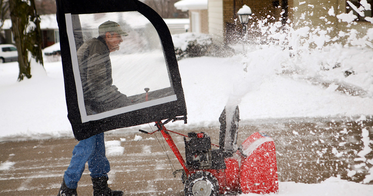 Midwest works to dig out of heavy snow