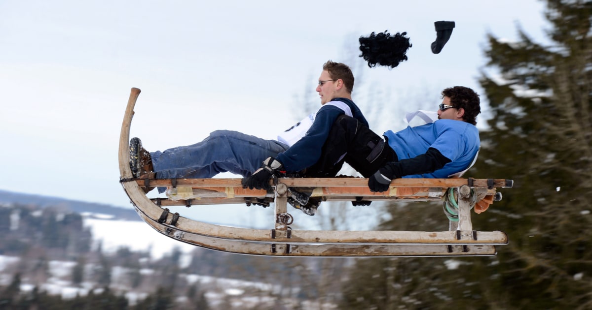 Competitors lose their hats in German sledding competition