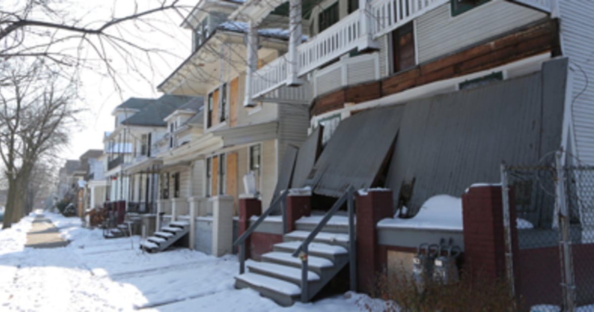 Stuck in reverse, Detroit edges closer to bankruptcy