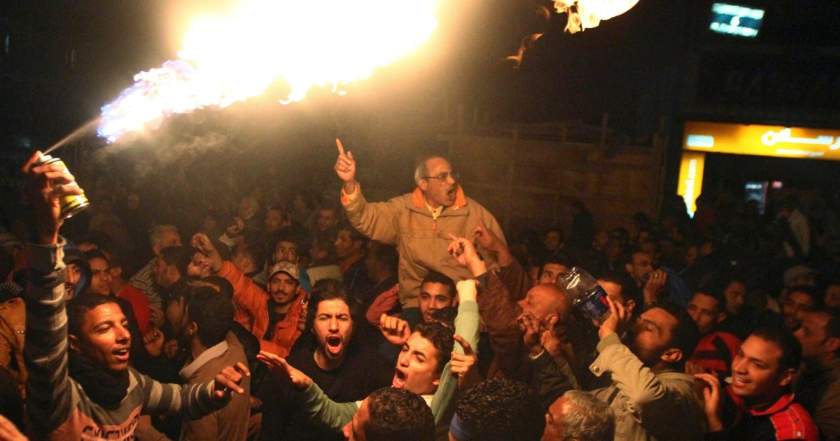 Egyptian protesters march in defiance of curfew