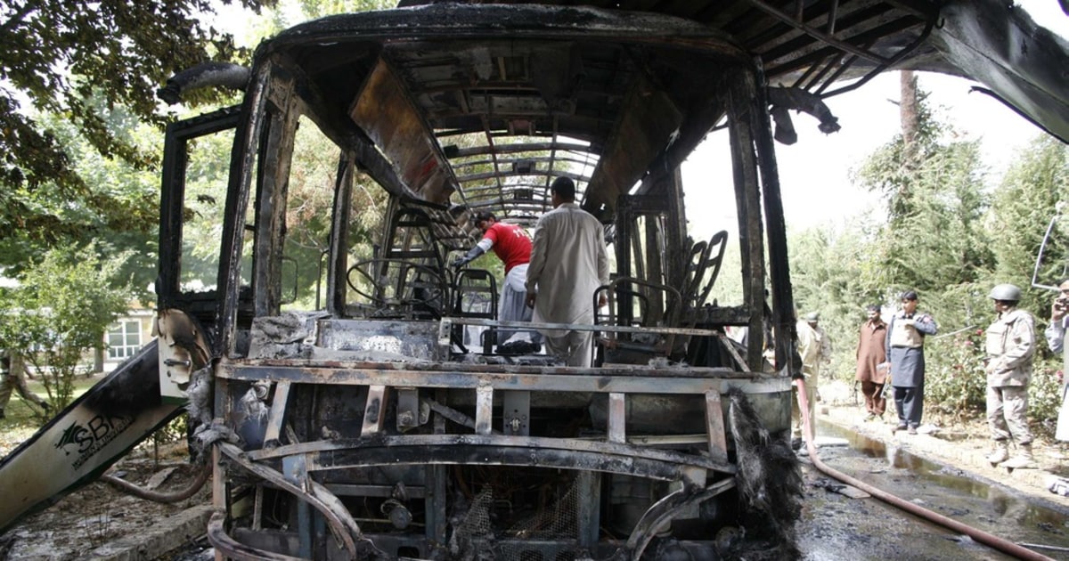 Pakistan militants bomb women on bus, then seize hospital in deadly attack