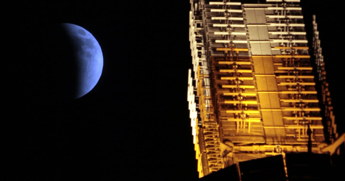 Goodnight, Moon: Total lunar eclipse wows the world