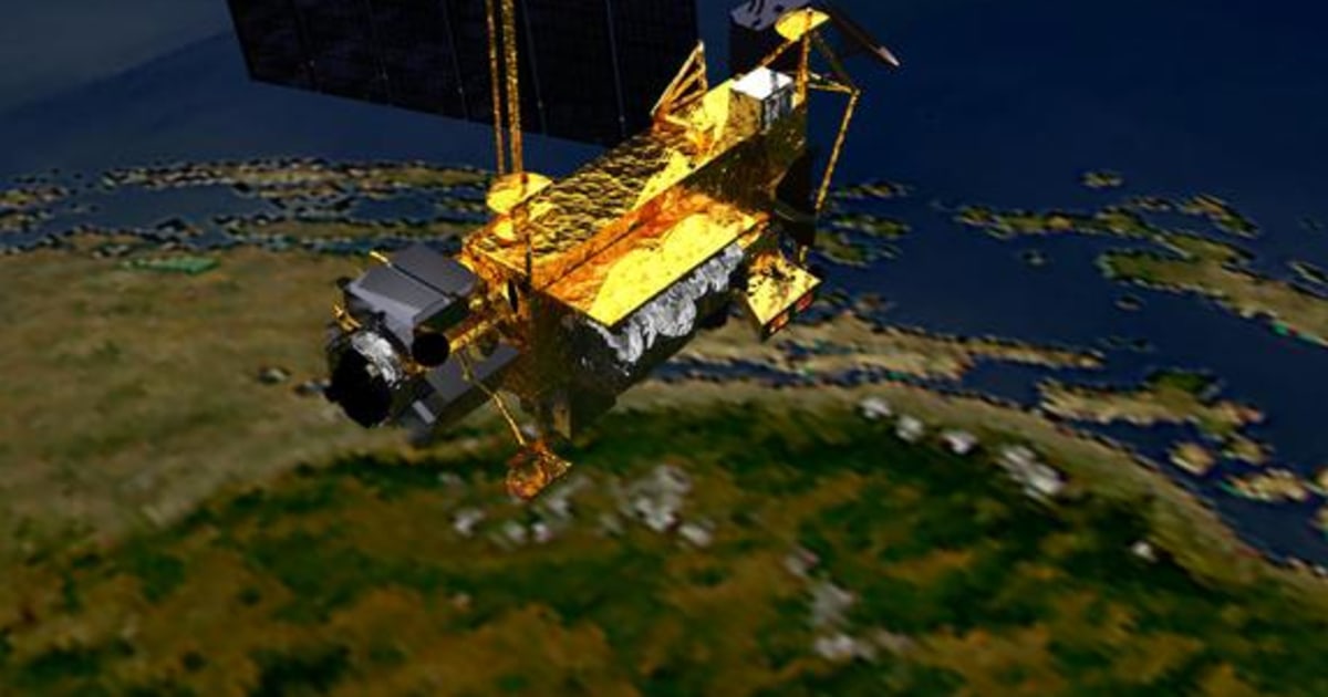 Falling satellite seen from Earth