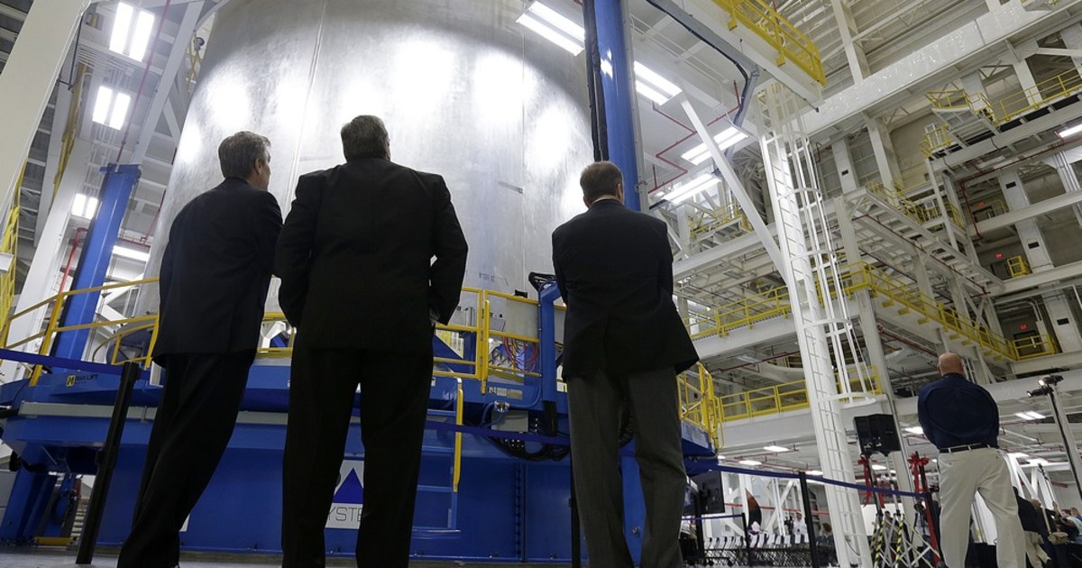 NASA debuts new heavy-lift rocket machinery